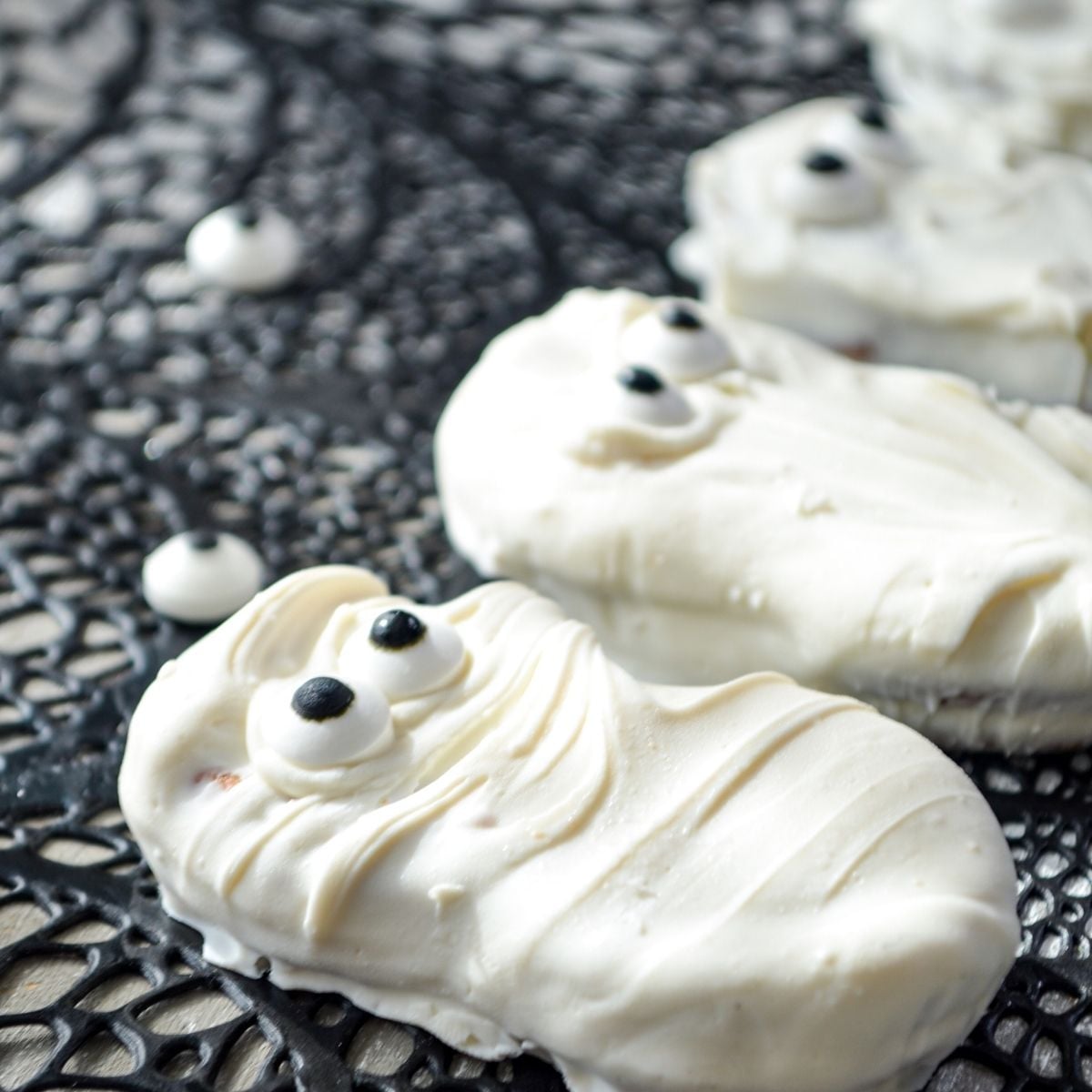 Nutter Butter Ghosts {Easy 3 Ingredient Halloween Treat} - Dash for Dinner