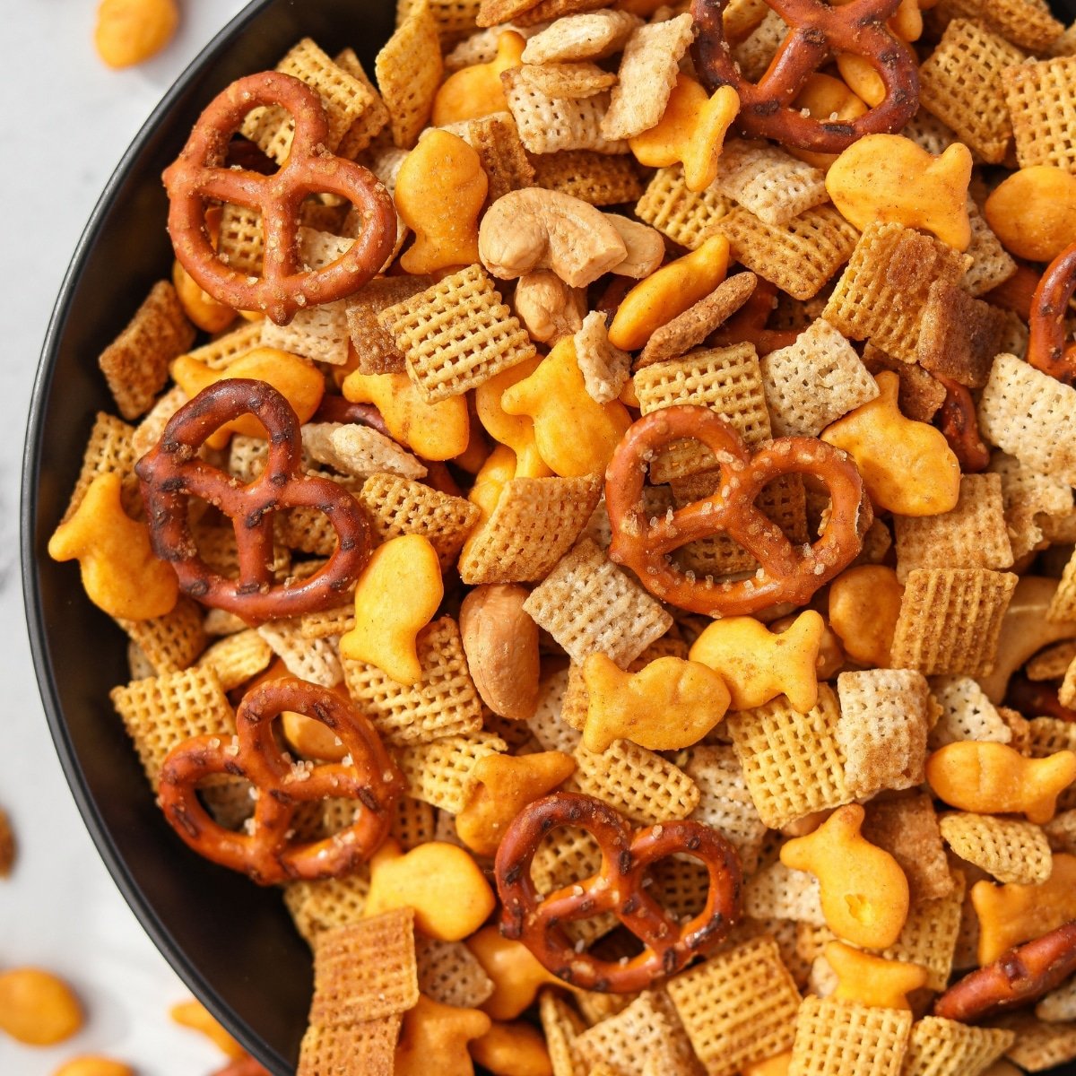 Easy Goldfish Snack Mix - Dash for Dinner