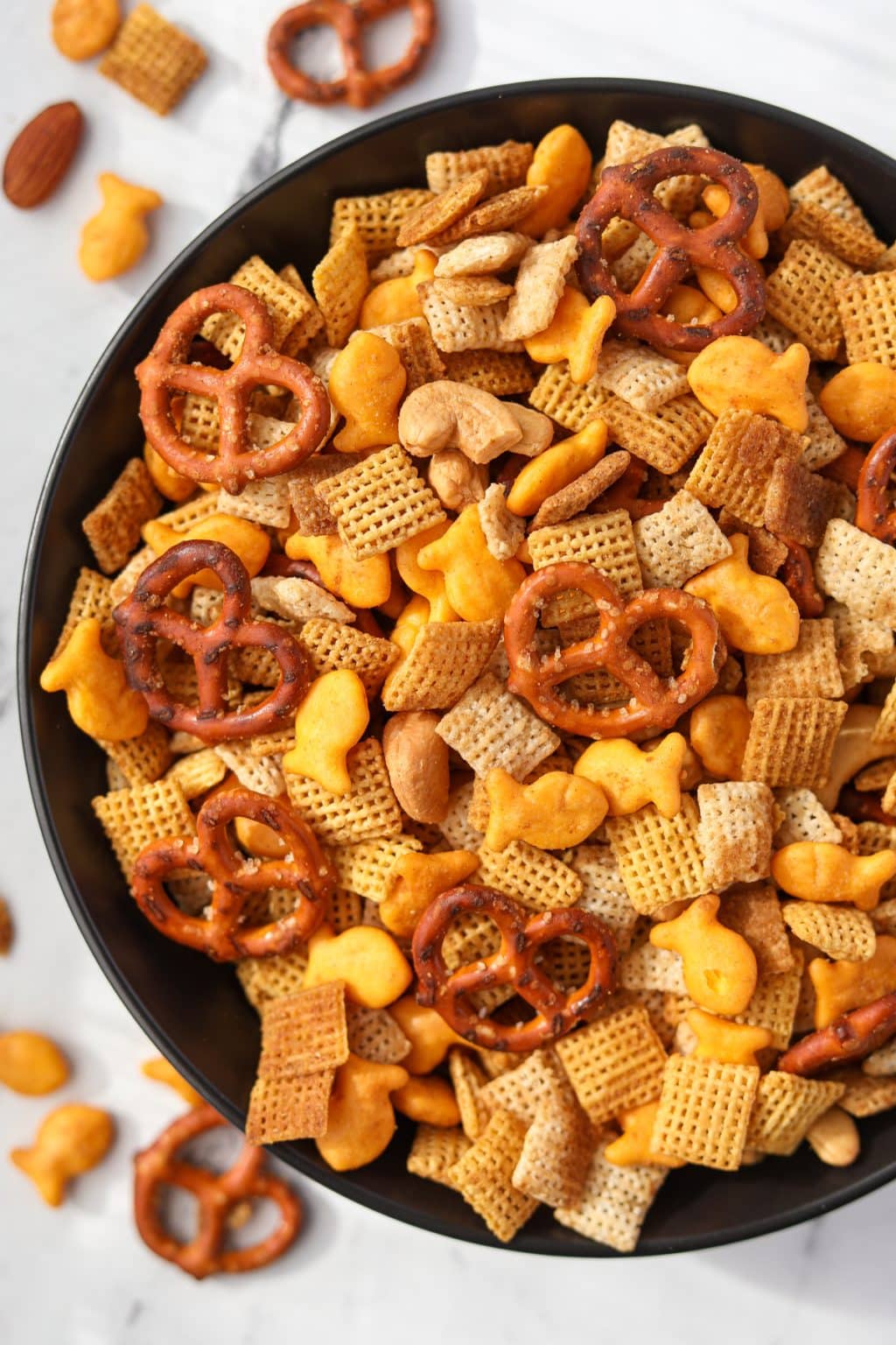 Easy Goldfish Snack Mix - Dash for Dinner