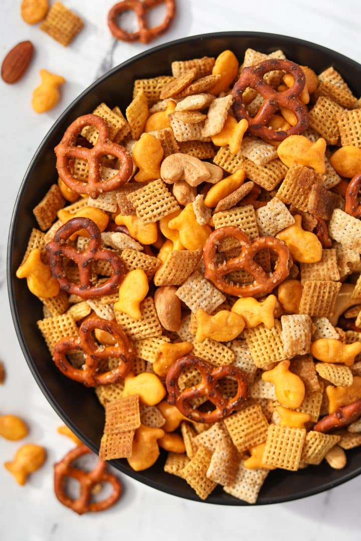 Easy Goldfish Snack Mix - Dash for Dinner
